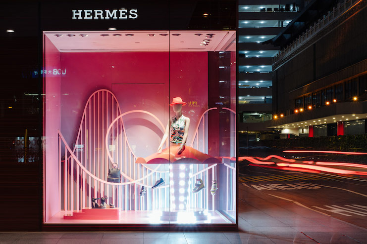 Hermès shopping window design of the store in Paris Airport.