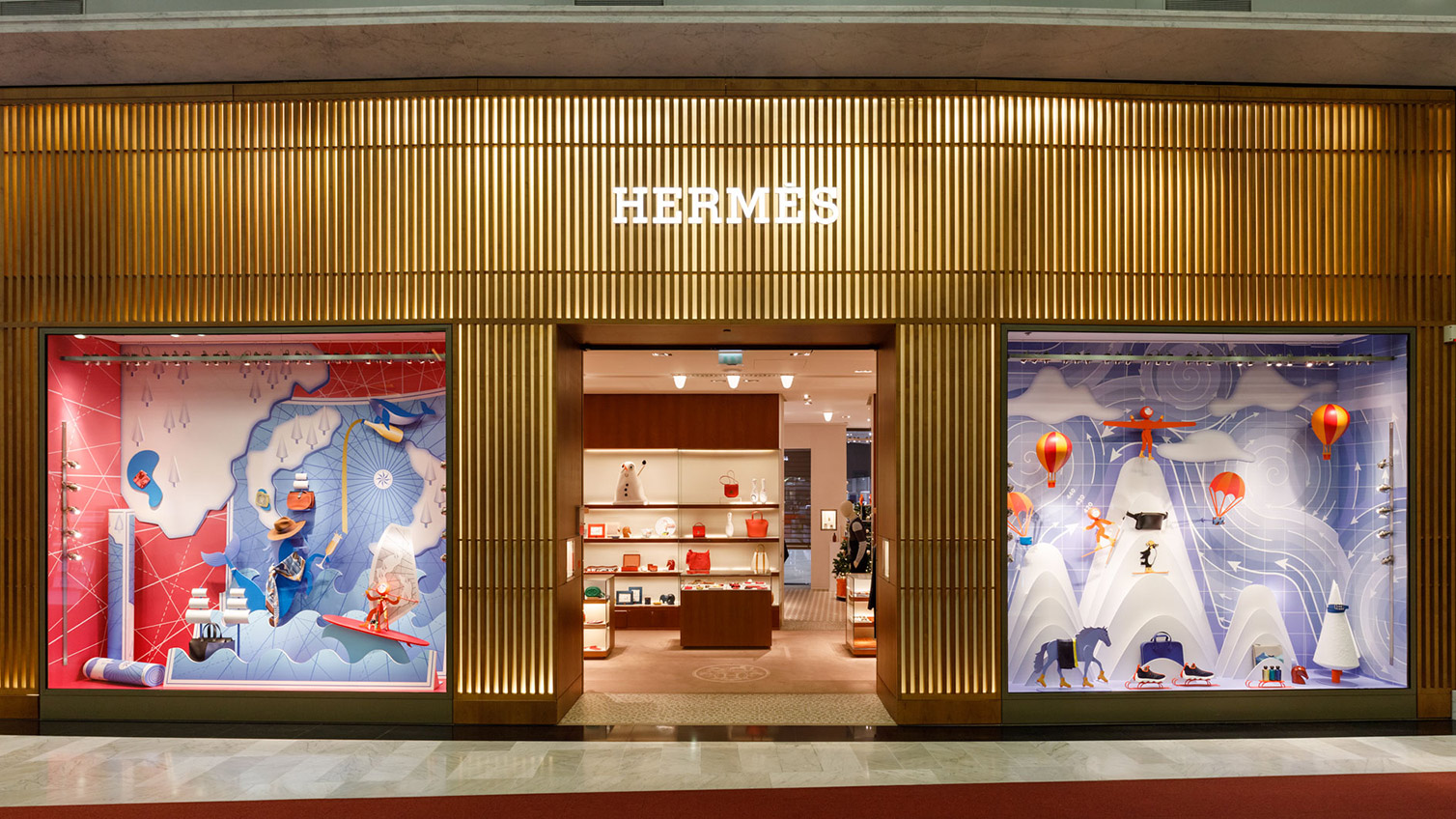 Hermès shopping window design of the store in Paris Airport.