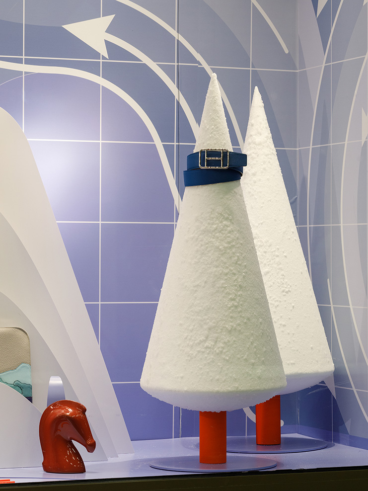 Hermès shopping window design of the store in Paris Airport.