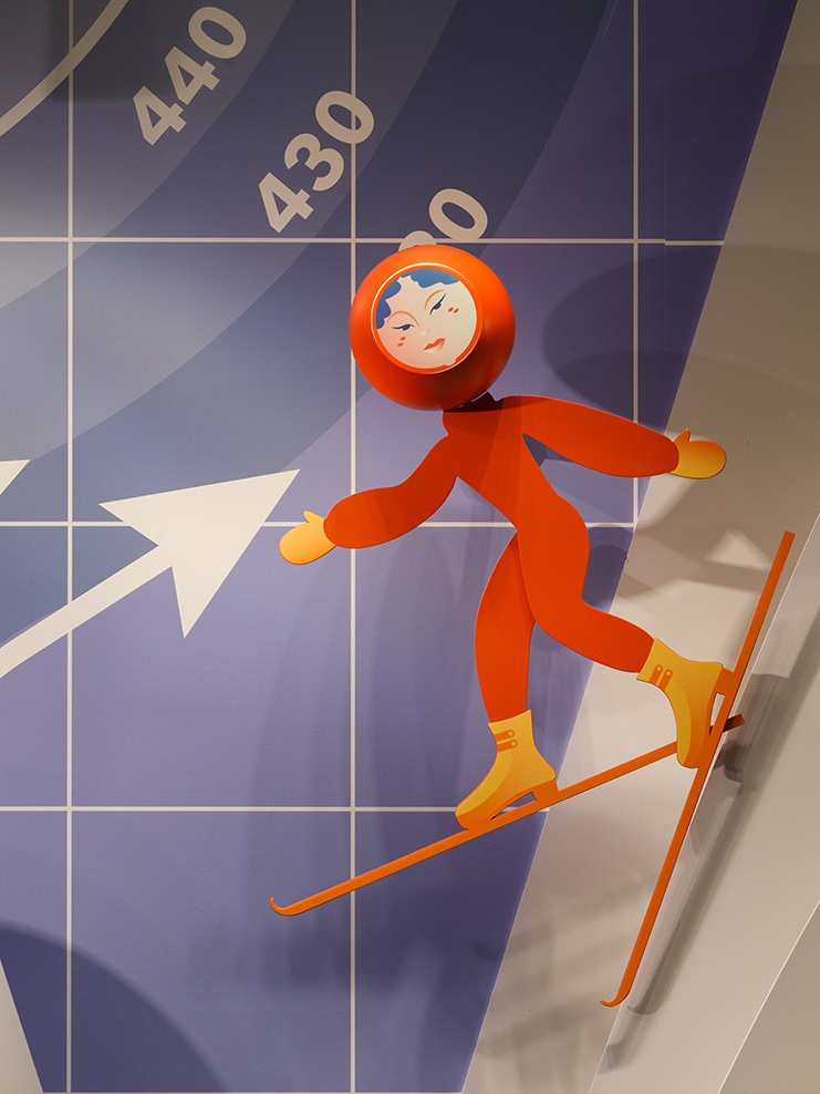 Hermès shopping window design of the store in Paris Airport.